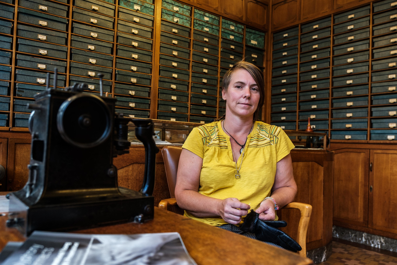 Ganterie Boon verkoopt al vier generaties lang handgemaakte handschoenen: “Aan één paar werken ...