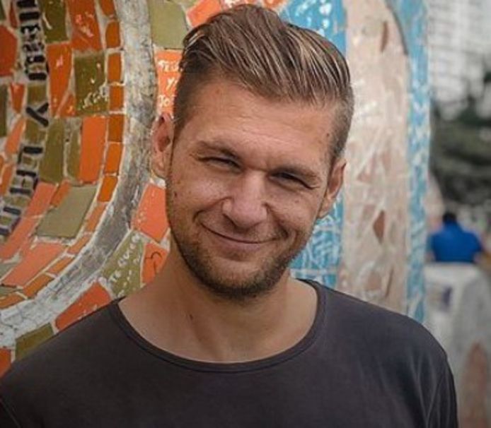 Slachtoffer van Belgische oplichter laat geldkoffer met 100.000 euro niet los en bekoopt dat met ...