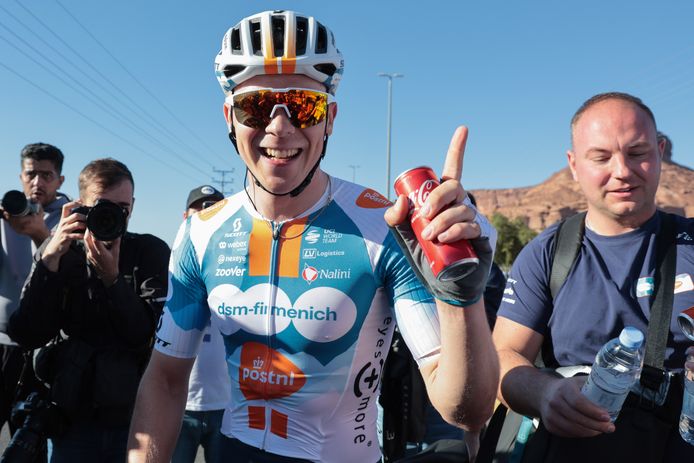 Casper van Uden klopt Dylan Groenewegen in massasprint Saoedi-Arabië ...