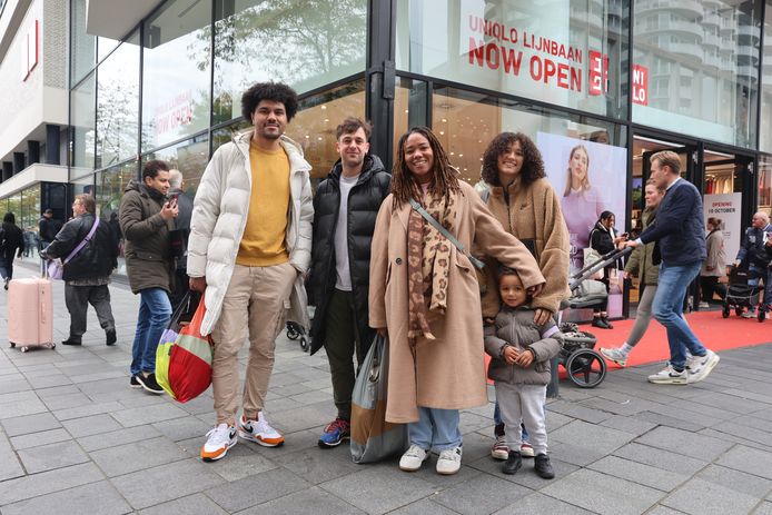 Sharon en Lars weten wel waarom het zo druk is bij Uniqlo in Rotterdam ...