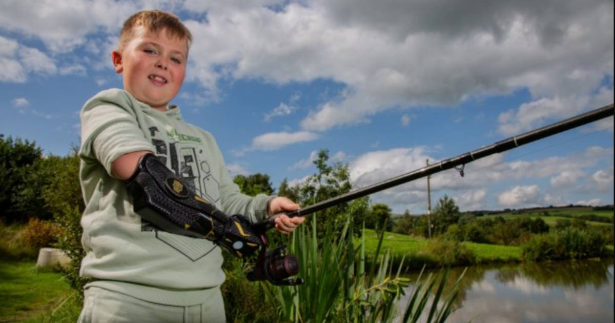 Jongen (7) geboren zonder arm kan dankzij nieuwe prothese eindelijk ...