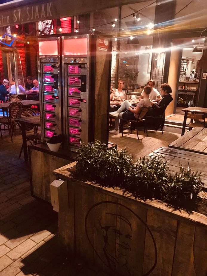 Oester en tournedos: stijlvolle snacks uit een Tilburgse trekmuur ...