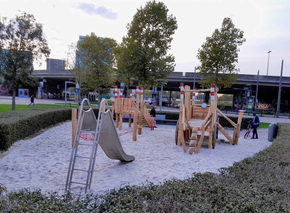 Kinderen testen nieuwe speeltuigen in Park Spoor Noord | Foto | hln.be