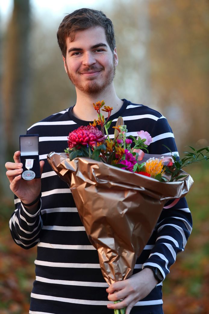 Samuel is 17 jaar, mantelzorger én eet geregeld samen met mensen die ...