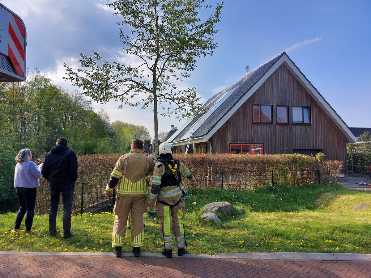 Dak van woning in Leusden in brand, bewoner probeert vuur zelf te doven ... Dak van woning in Leusden in brand, bewoner probeert vuur zelf te doven ...