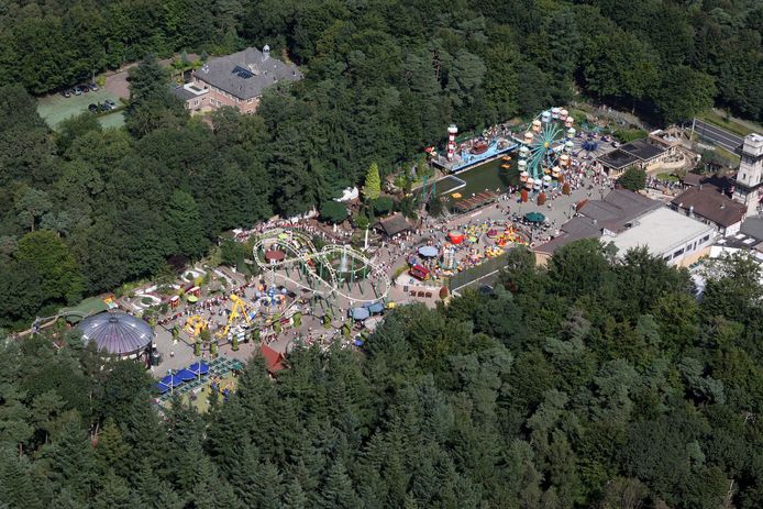 Takken vliegen van de bomen op attracties; pretpark Julianatoren sluit ...