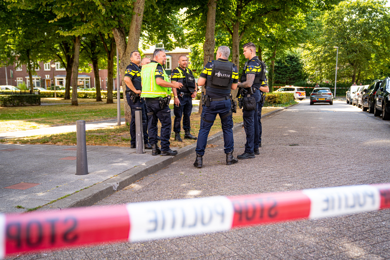 Schietpartij op de Zwartewaalstraat in Rotterdam, politie zoekt dader ...