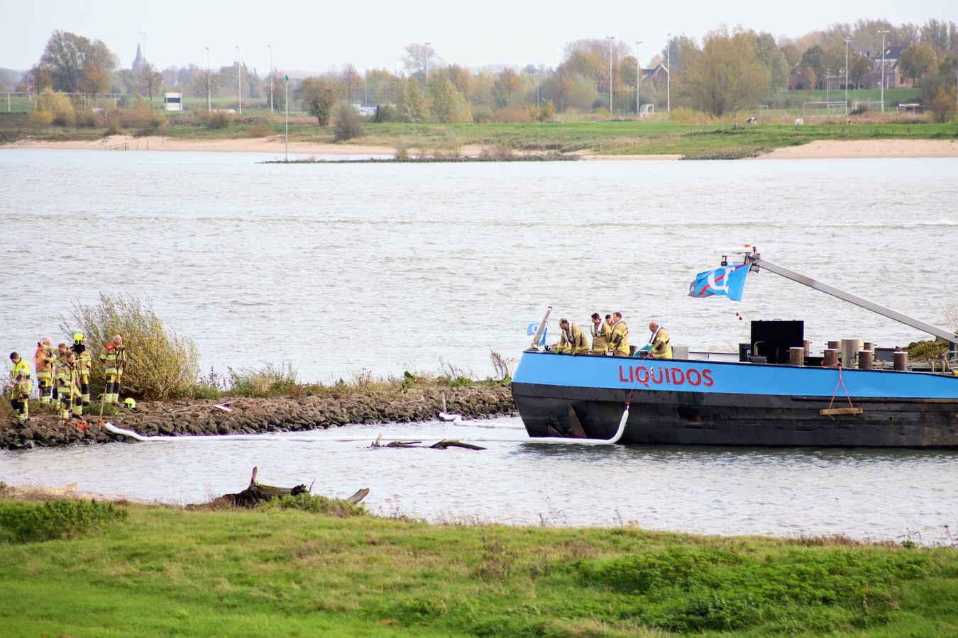 Tanker Liquidos vaart tegen krib op Waal bij Vuren en dreigt te zinken ...