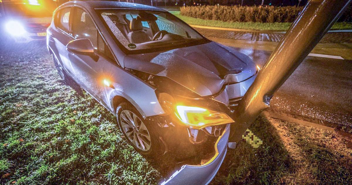 Man valt in slaap achter het stuur en botst op lantaarnpaal in Nuenen | Geldrop-Mierlo, Nuenen ...