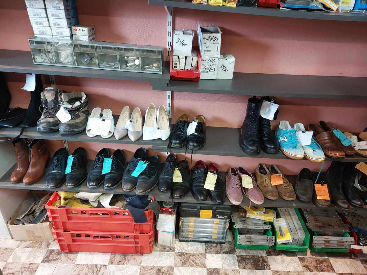 Schoenmaker Frank (64) hangt na 39 jaar zijn leest aan de haak: “De ...