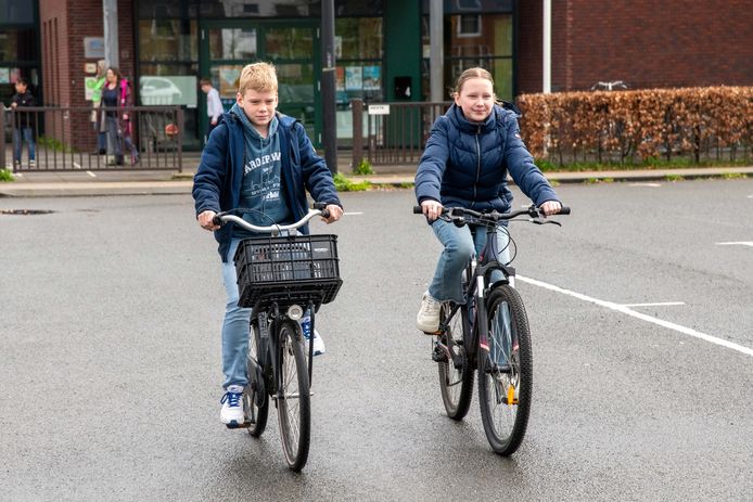 Helm op de fiets tijdens examen gaat voor Tom en Zoë uit Harderwijk te ...