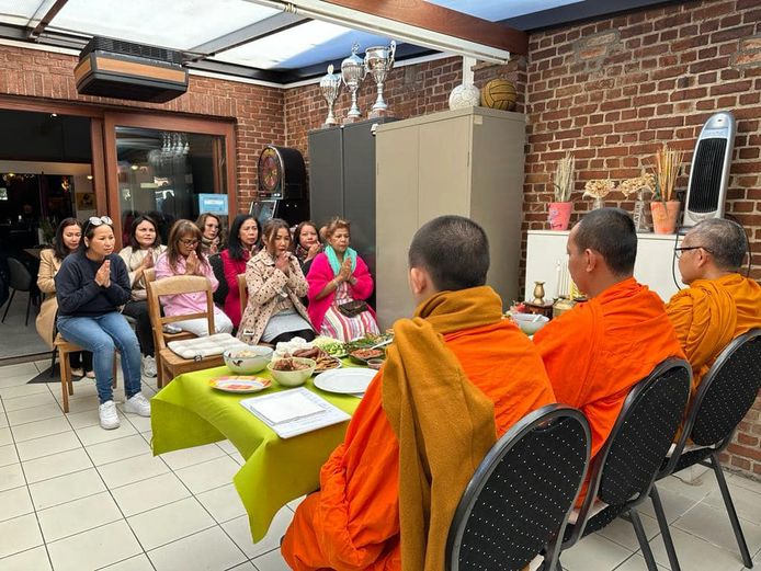 Boeddhistische monniken wijden volkscafé Gelek Dant Was in: ook alle ...