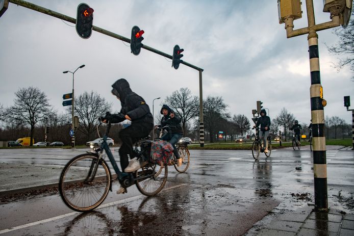 Fietsers bij Raalter kruispunt Bos willen dolgraag een flitspaal: ‘Bang om aangereden te worden ...