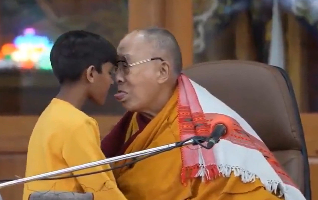 Dalai Lama zegt sorry om video waarin hij jongetje vraagt om op zijn ...