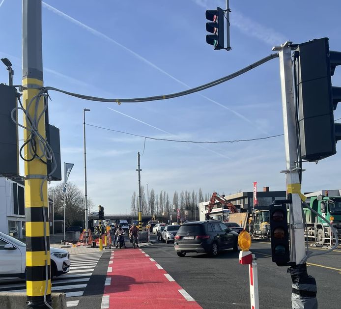 Verkeerslichten aan berucht kruispunt op de Antwerpsesteenweg werken tijdelijk niet door kleine ...