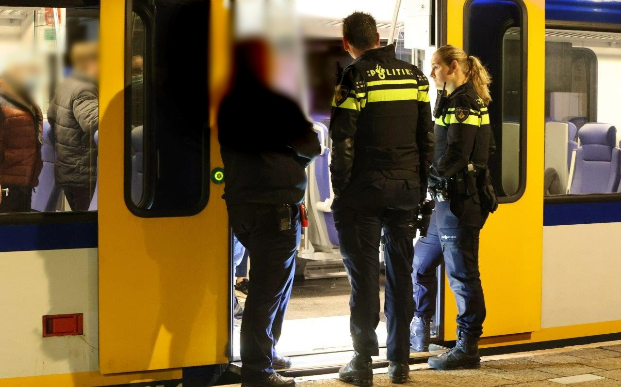 Trein staat stil op station Vught door agressieve man, conductrice doet ...
