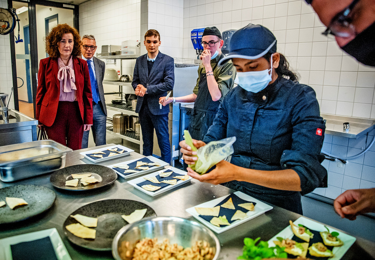 Minister spreekt met studenten Da Vinci College over coronatijd | Foto ...
