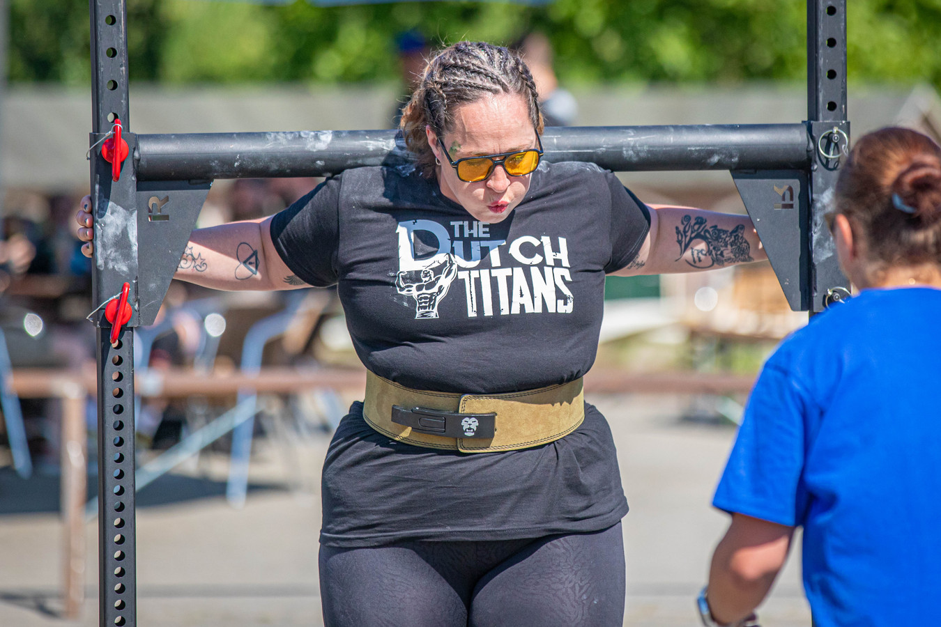 Treinen trekken en trucks tillen: Nederlands sterkste mannen en vrouwen ...