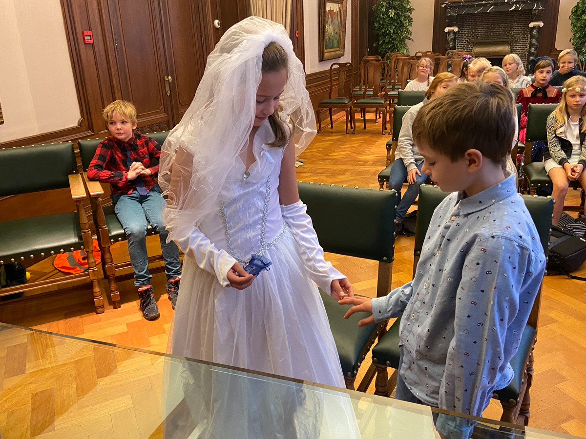 Drie piepjonge paartjes trouwen op gemeentehuis | Foto | hln.be