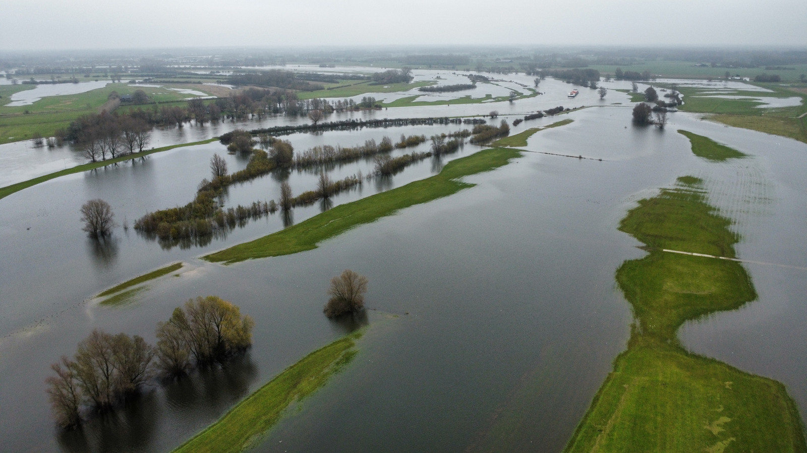 Hoogwater teistert op steeds meer plekken Nederland: in deze regio's ...