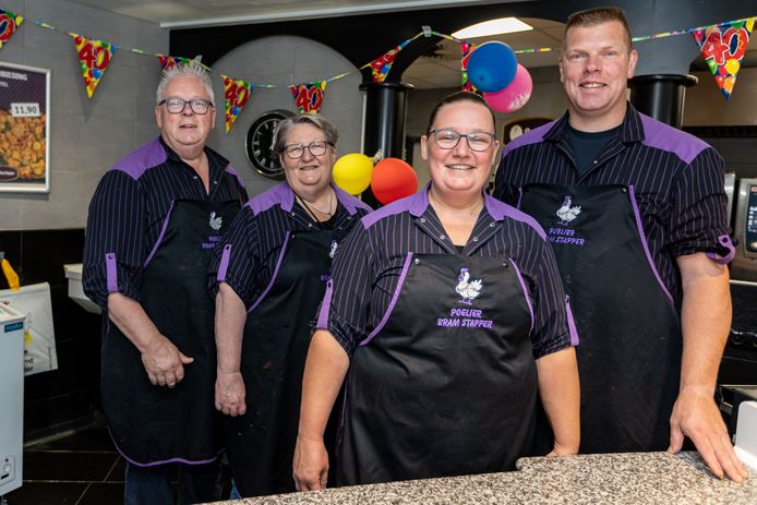 Poelier Bram Stapper viert 40 jaar in centrum Rijssen: ‘Haantje aan het ...