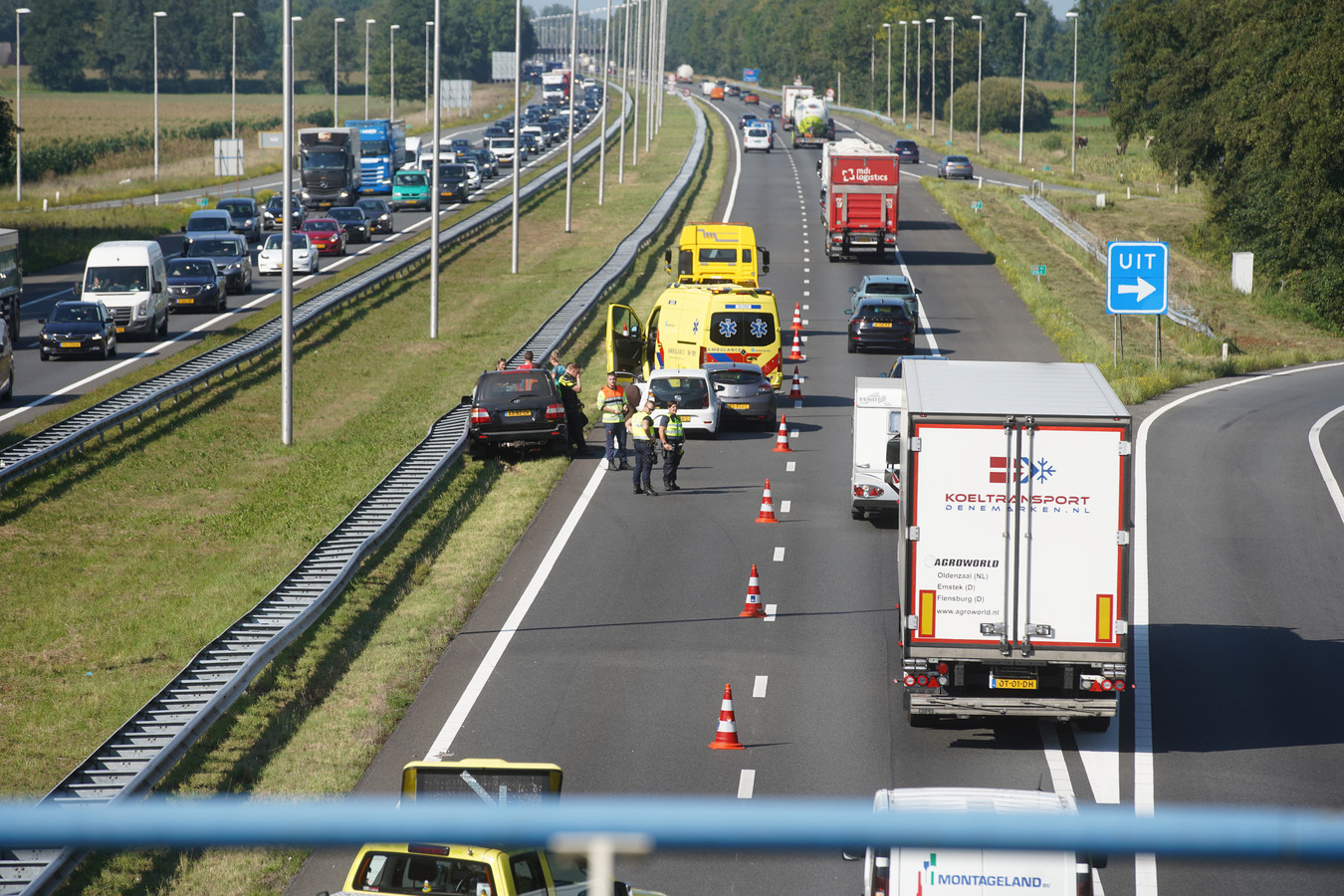 Auto raakt vangrail op A50 bij Vaassen en veroorzaakt kleine ...