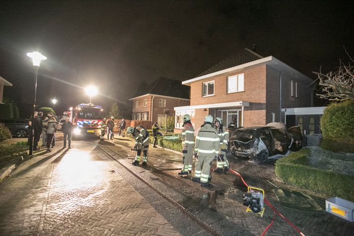 Onderzoek naar uitgebrande auto op oprit van woning in Huissen ... Onderzoek naar uitgebrande auto op oprit van woning in Huissen ...