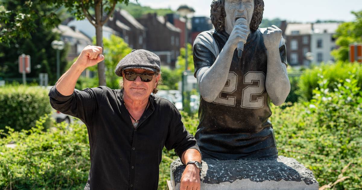 AC/DC-frontman Brian Johnson bezoekt zijn standbeeld in Namen | Muziek ...