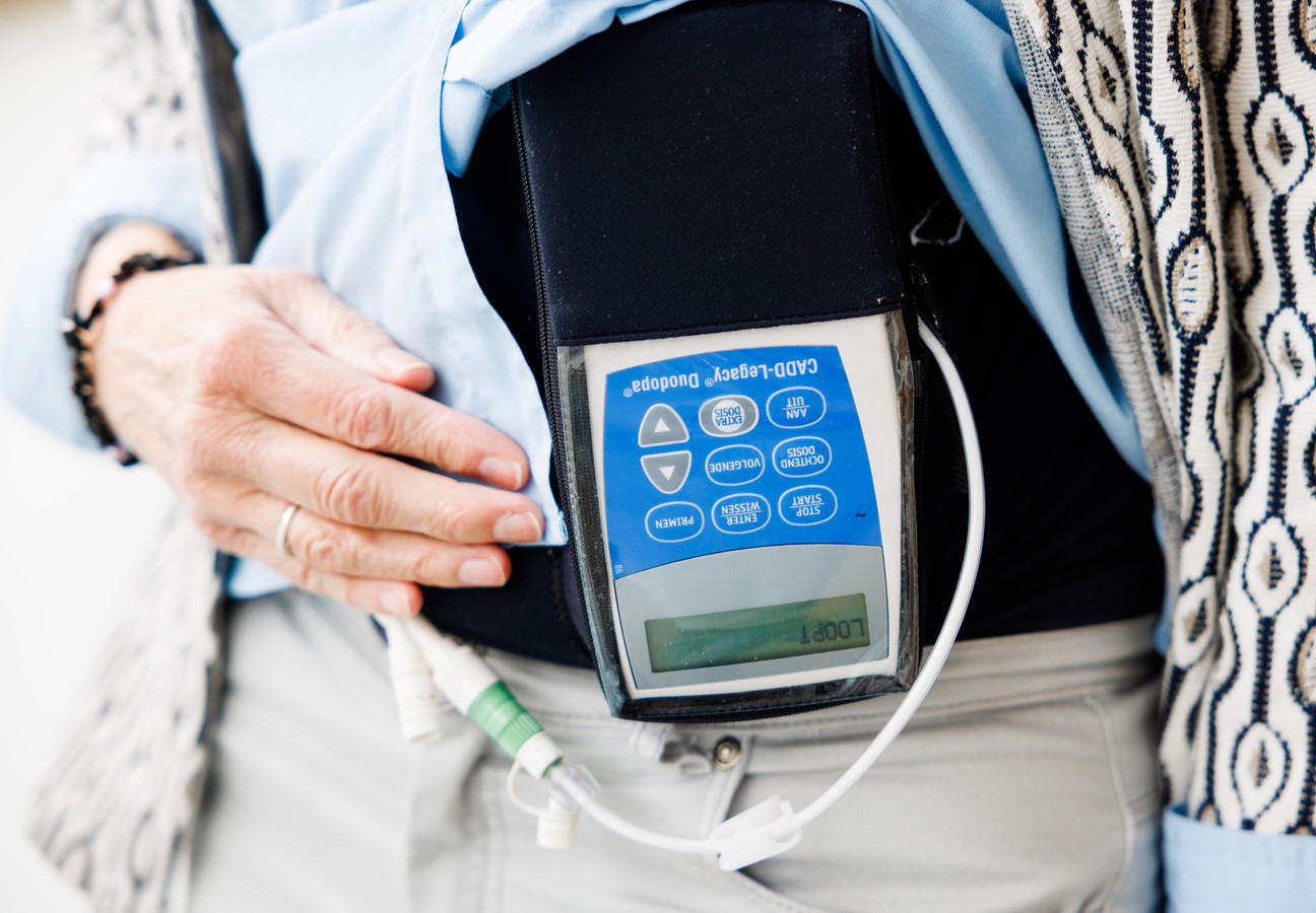 Margot houdt met haar pomp Meneer Parkinson eronder | Foto | bd.nl