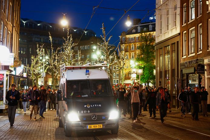 ME stopt protest Amsterdam: 36 arrestaties en 5 gewonde agenten, Rutte ...