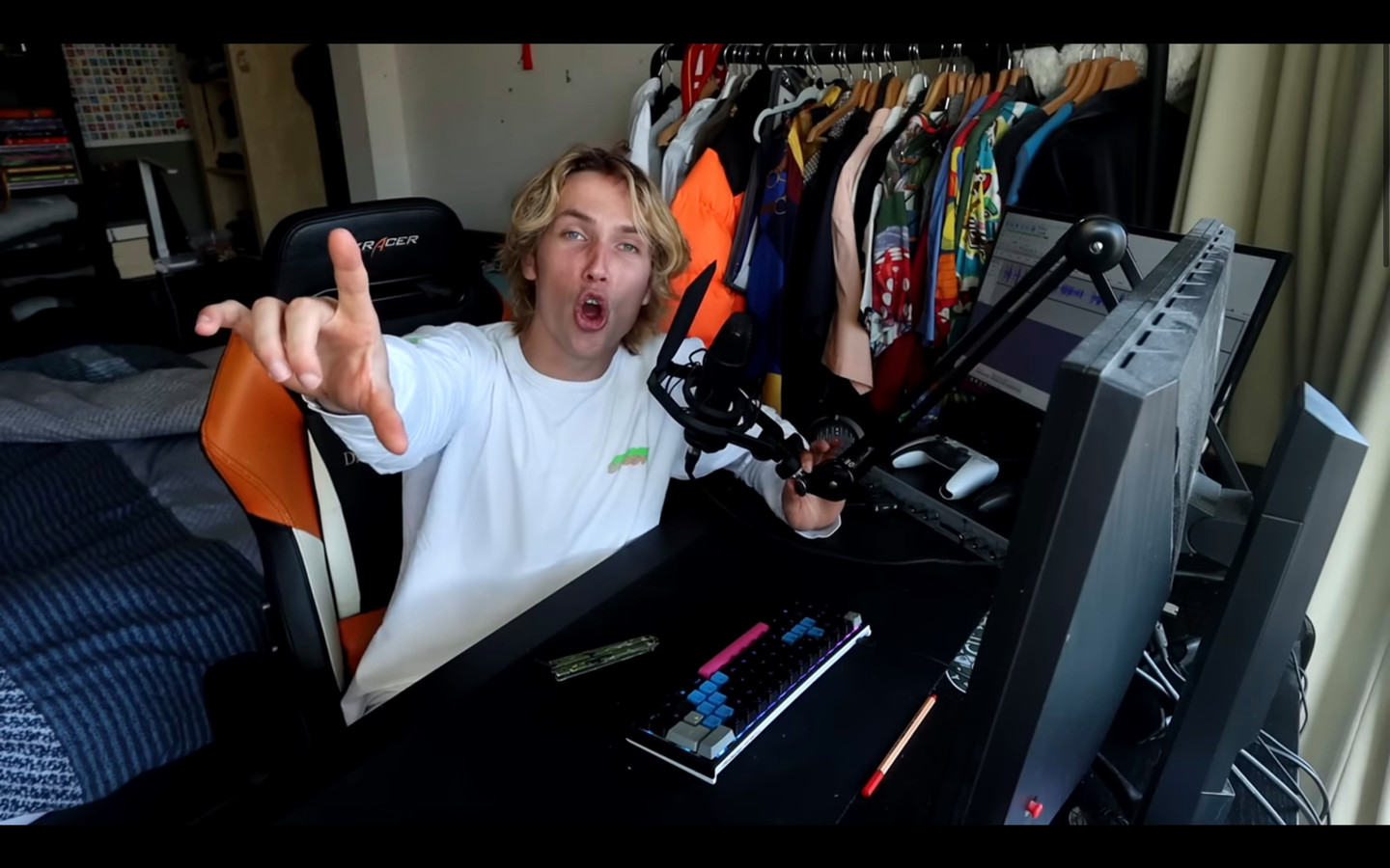 Internetfenomeen, oproerkraaier, vriend van Enzo Knol en slimme gast ...