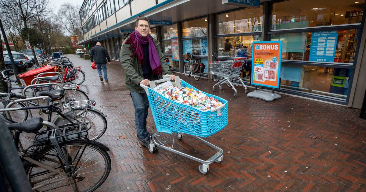 Winkelkar vol plastic huisjes terug naar de supermarkt in Vleuten ...