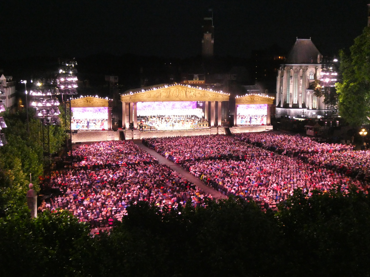 Ruud en Ineke leggen ruim 6000 euro neer voor dé plek aan Vrijthof ...