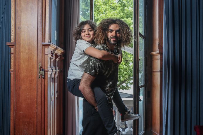 Adil El Arbi regisseerde zijn jongere broer in ‘Rebel’: “Bij het filmen ...