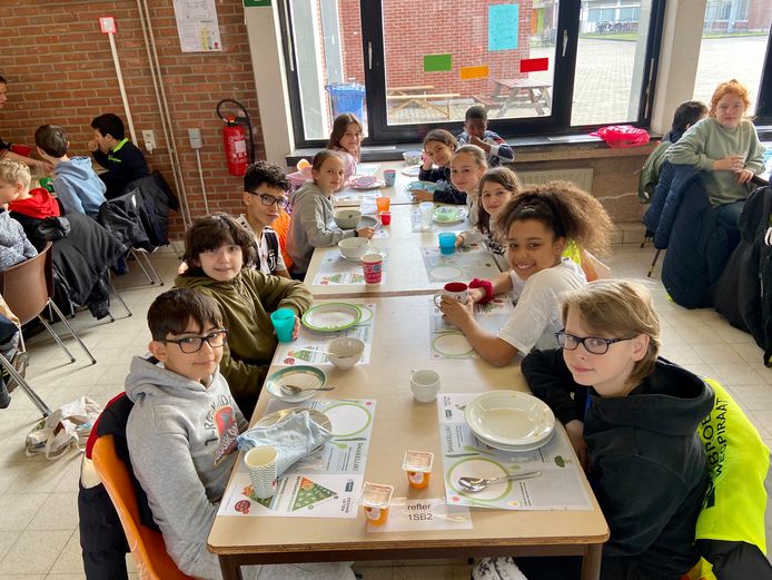 Leerlingen De Stappe smullen van rijkelijk ontbijt op school: “Met lege ...
