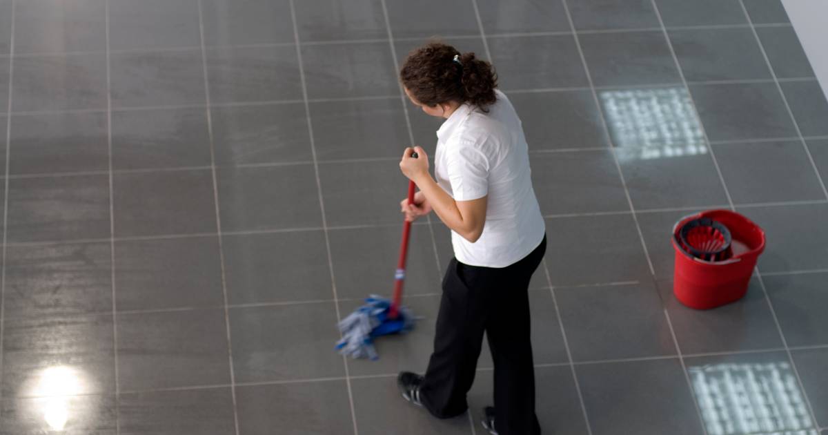 Poetsvrouw krijgt 10 maanden cel voor diefstal van 950 euro uit ...