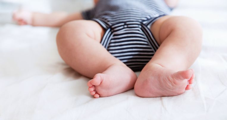 Moeder breekt beentjes van haar baby tijdens het verschonen van de luier