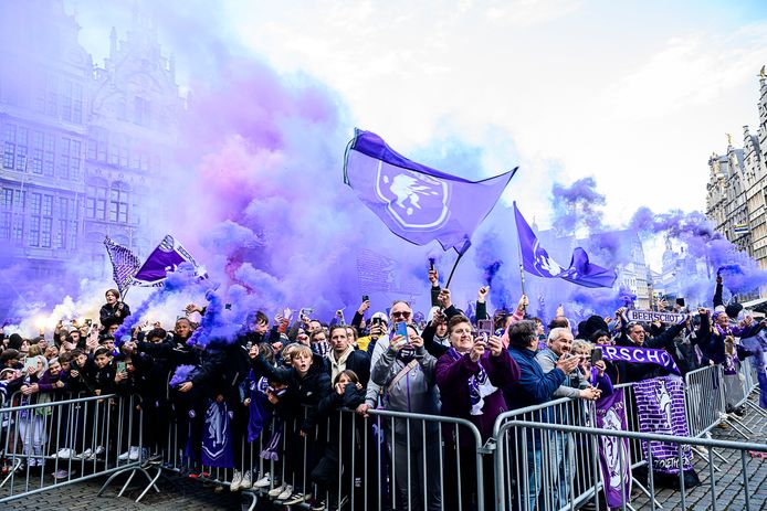 Beerschot viert titel en promotie op Antwerpse Grote Markt: “Uitkijken ...