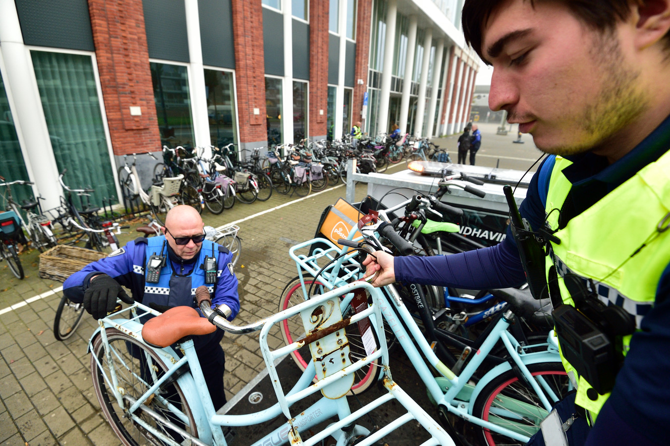 Staat jouw fiets fout geparkeerd? Dan nemen de handhavers ‘m mee: ‘Dit ...