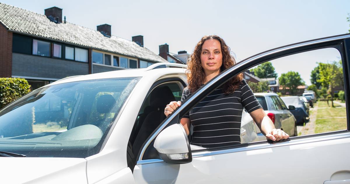 Chantal de Jong moet naar de dokter voor een nieuw rijbewijs, terwijl ...