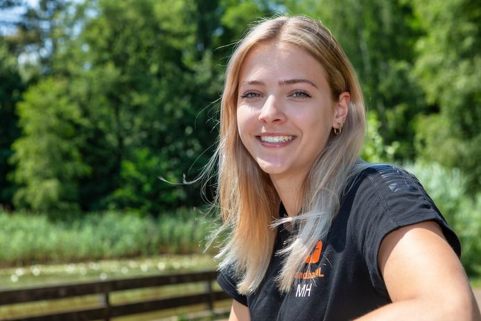Geen zon, zee en strand, maar een zomer vol handbal voor Dongense Maud ...