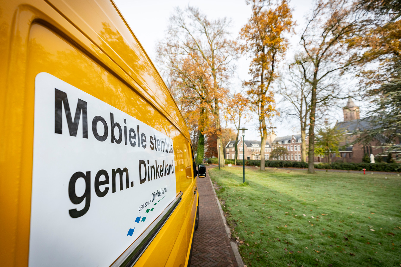 Een stembureau voor drie kwartier, als een klein rondreizend circus ...