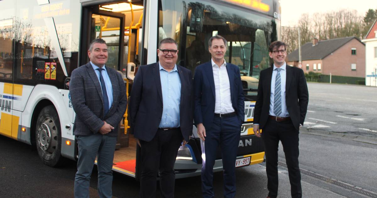 Premier Alexander De Croo op bezoek bij busbedrijf Geenens dat hem ...