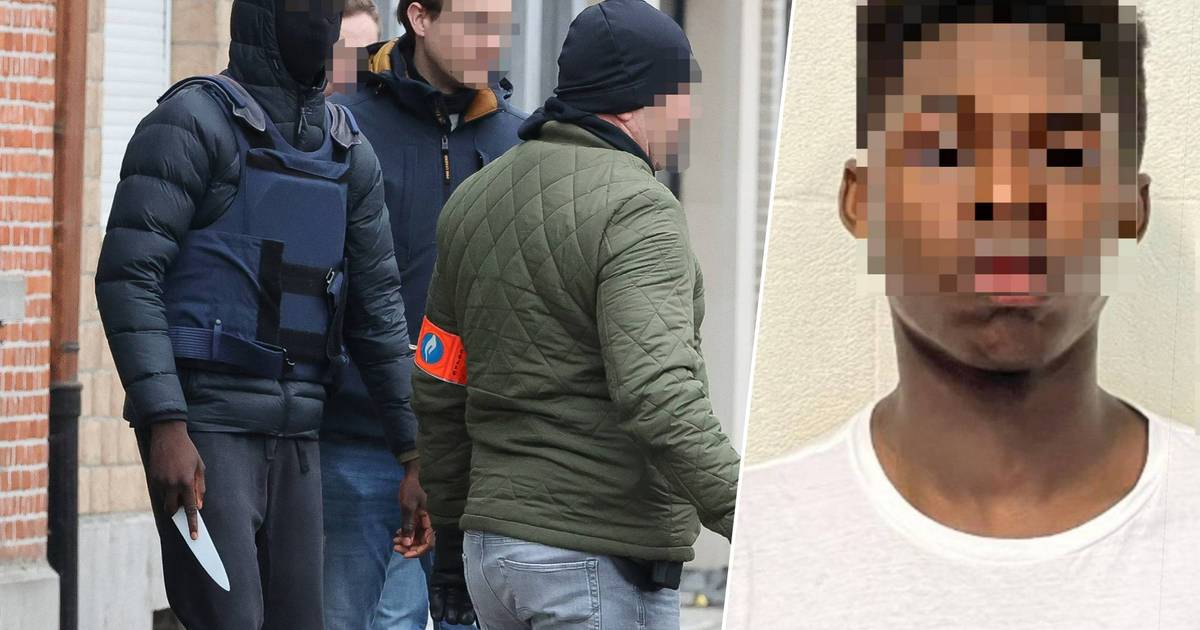 Drilrapper toont op reconstructie hoe hij met getrokken mes achter ...