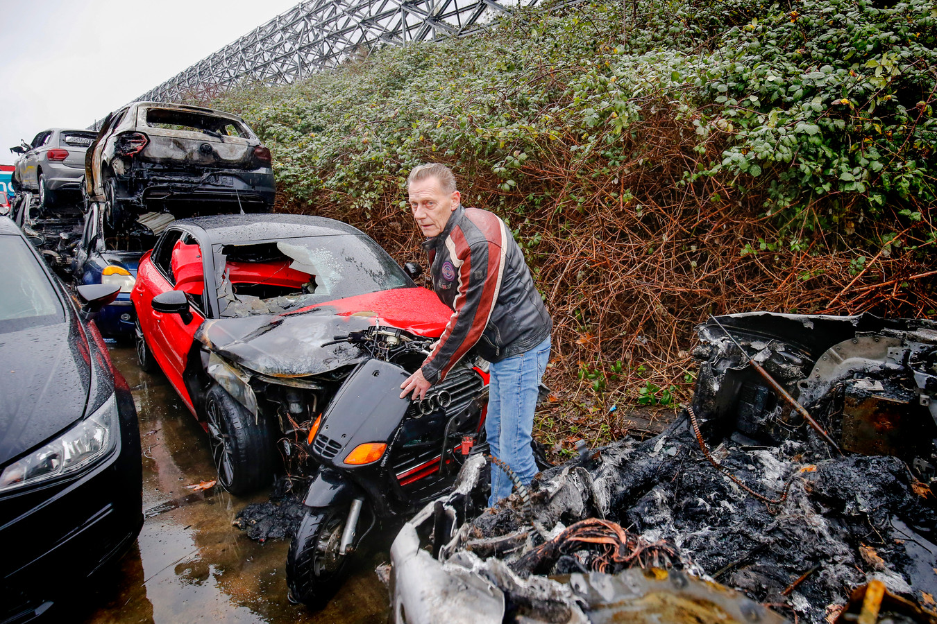 Wat gebeurt er met auto’s die met de jaarwisseling zijn uitgebrand in ...
