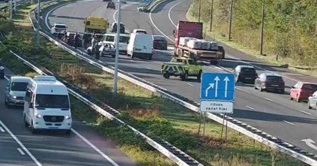 Ongeval met meerdere voertuigen op de A58, flinke vertraging richting Tilburg | Oirschot | AD.nl