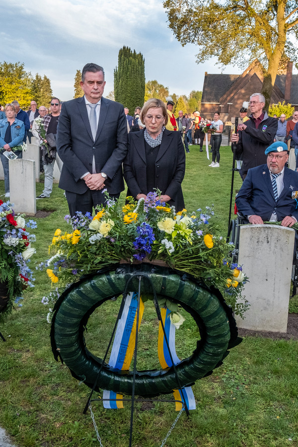 Stad en streek staan massaal stil Dodenherdenking: ‘Herinneringen ...