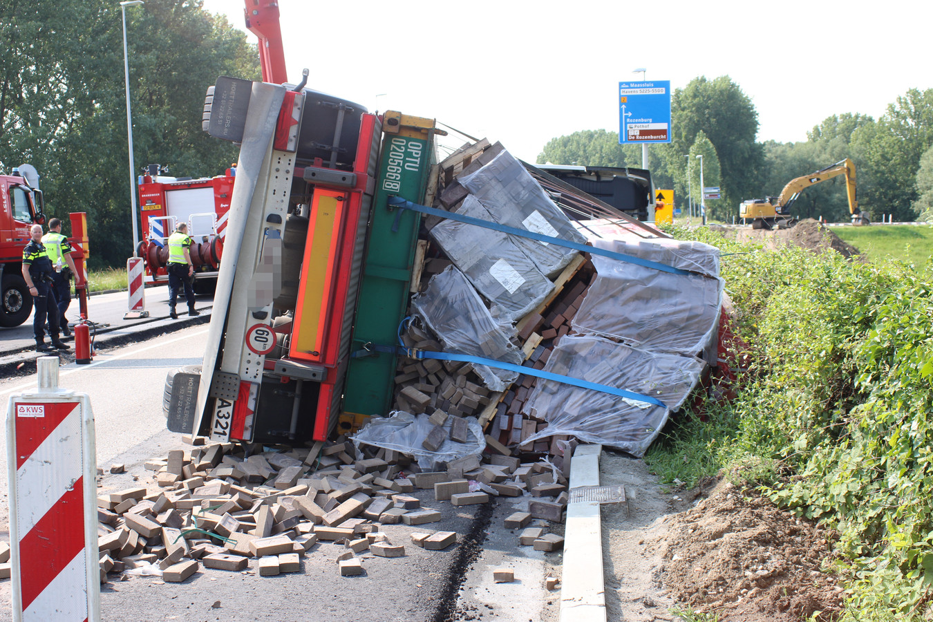 Gekantelde vrachtwagen zorgt voor ravage bij Rozenburg: 29.000 kilo ... Gekantelde vrachtwagen zorgt voor ravage bij Rozenburg: 29.000 kilo ...