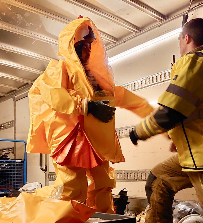 Brandweer kiest voor maximale bescherming bij chemische reactie in ...