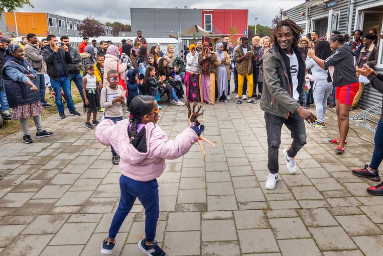 De familie Ahmed in Hardenberg maakt kibbeh op de azc-open dag. ‘Heel ...